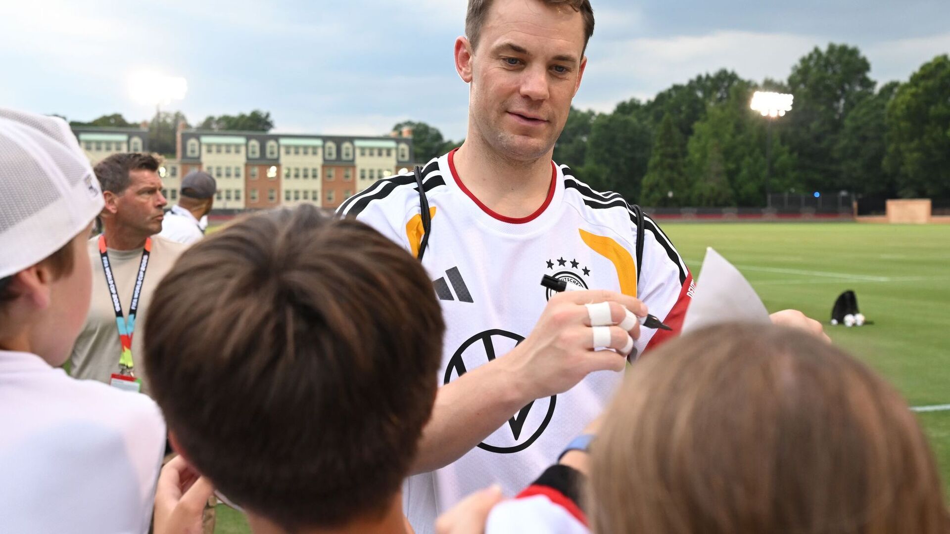 Glückliche DFB-Fans und starke Zeichen mit Neuer im Tor | Aachener Zeitung