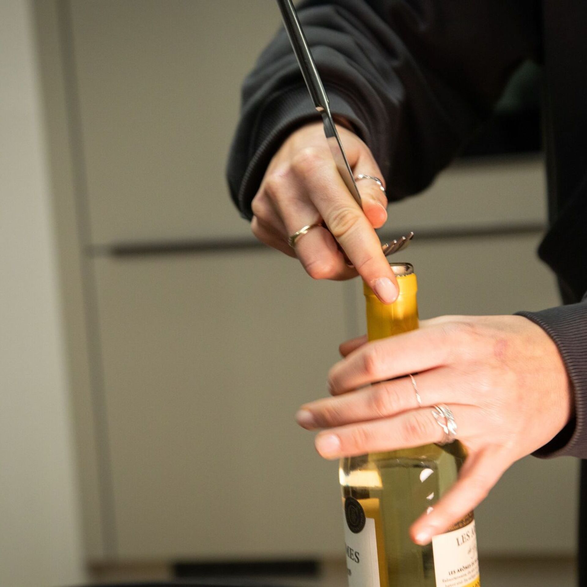 Korken Ohne Korkenzieher Offnen Die Ultimativen Tricks Fur Den Wein Notfall