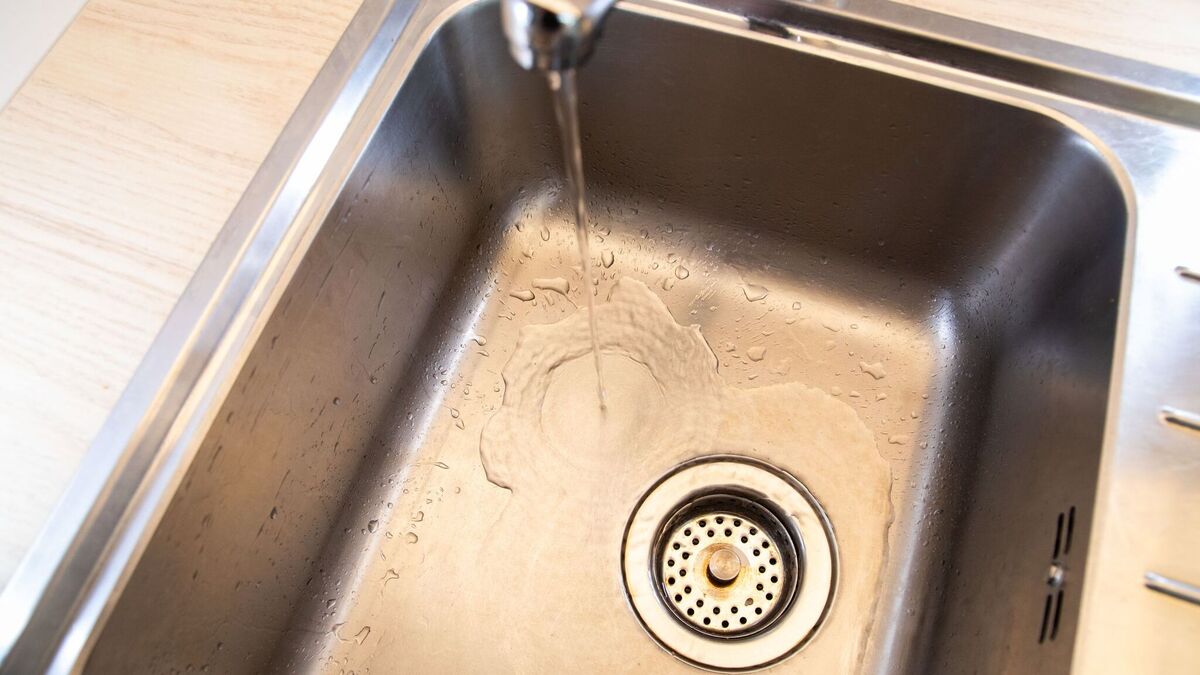 Spannende Wasser Kommt Im Spulbecken Hoch Wenn Geschirrspuler Lauft Ebenbild