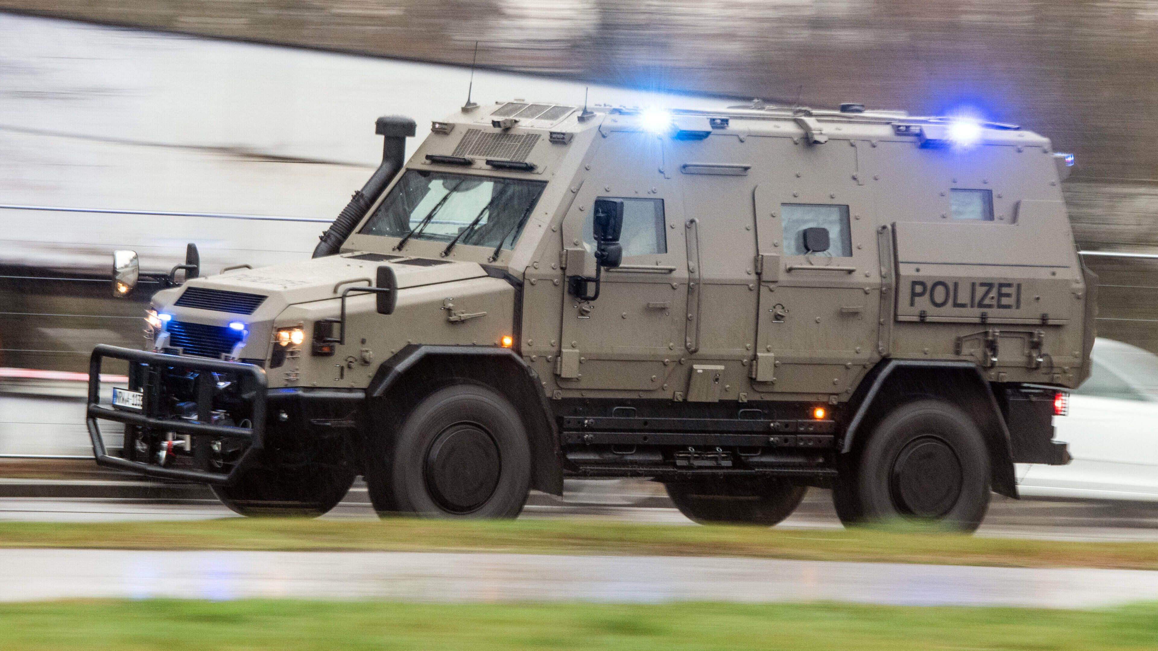 Erstes Panzerfahrzeug „Survivor R“ steht in NRW zum Einsatz bereit ...
