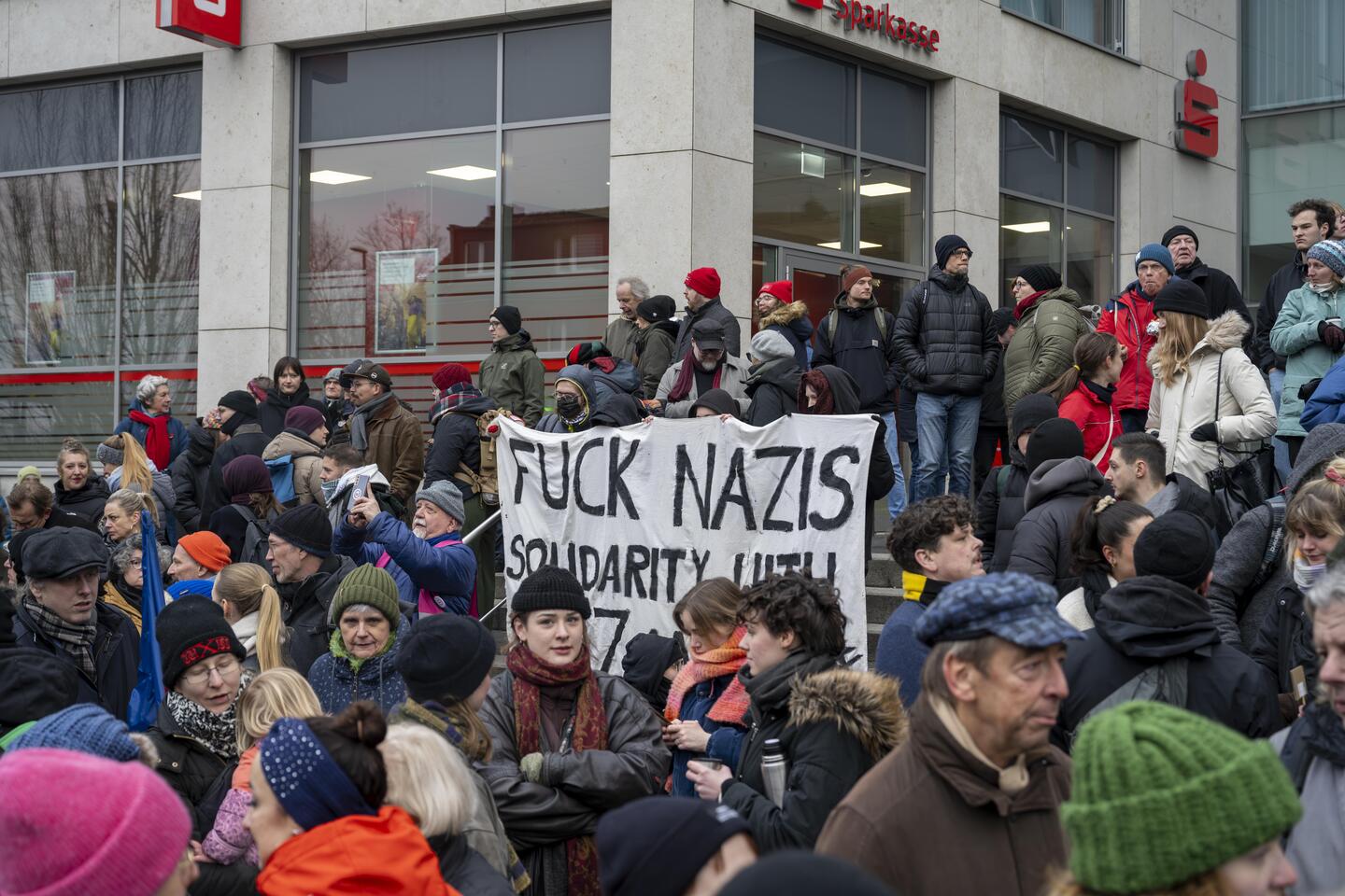 Neonazi-Aufmarsch in Aachen: Tausende trotzen dem braunen Spuk ...