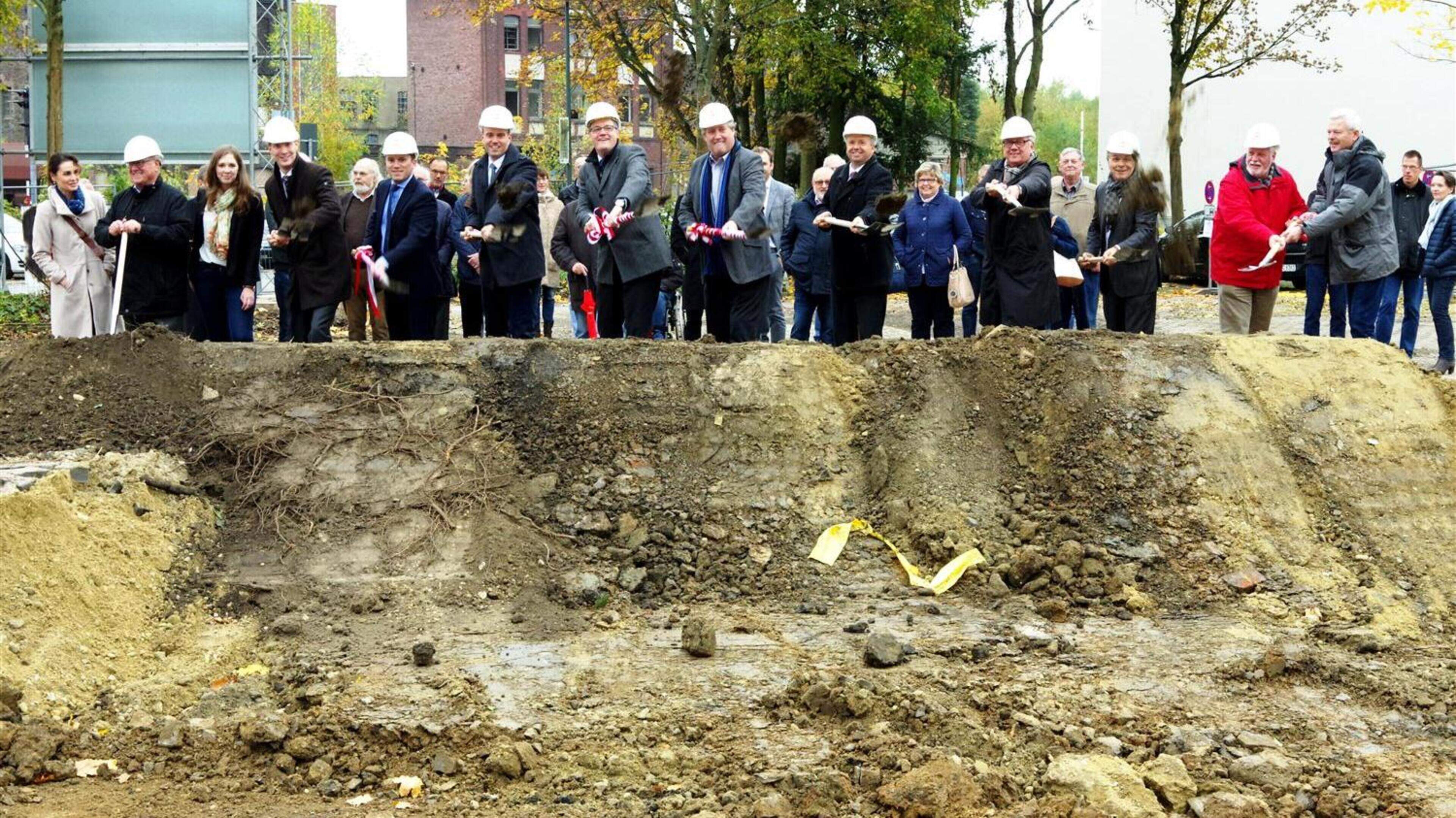 Offizieller Spatenstich zum neuen Parkhaus am Hauptbahnhof | Aachener ...