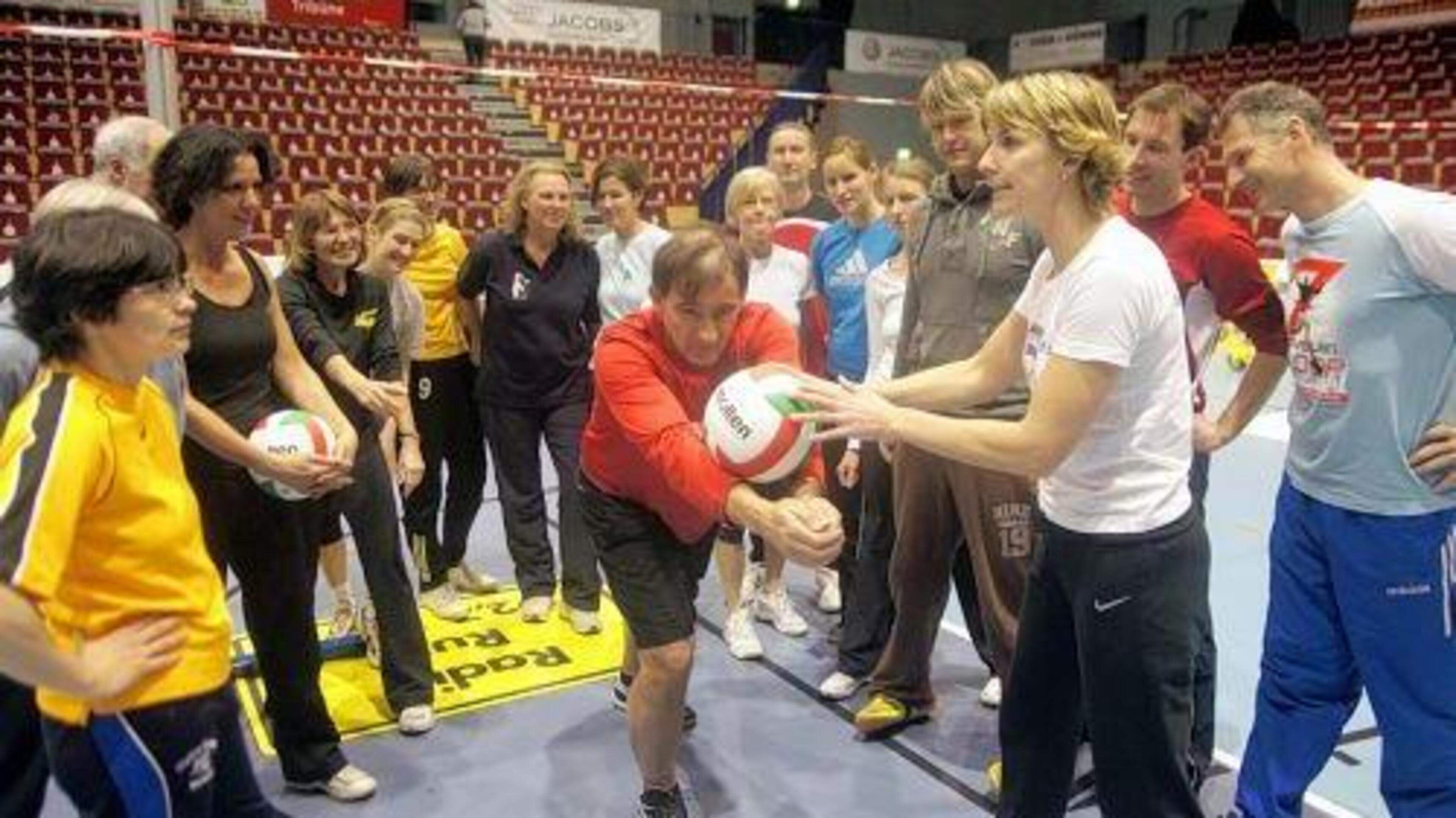 Baggern und schmettern: Lehrer lernen Kniffe am Volleyball-Netz ...