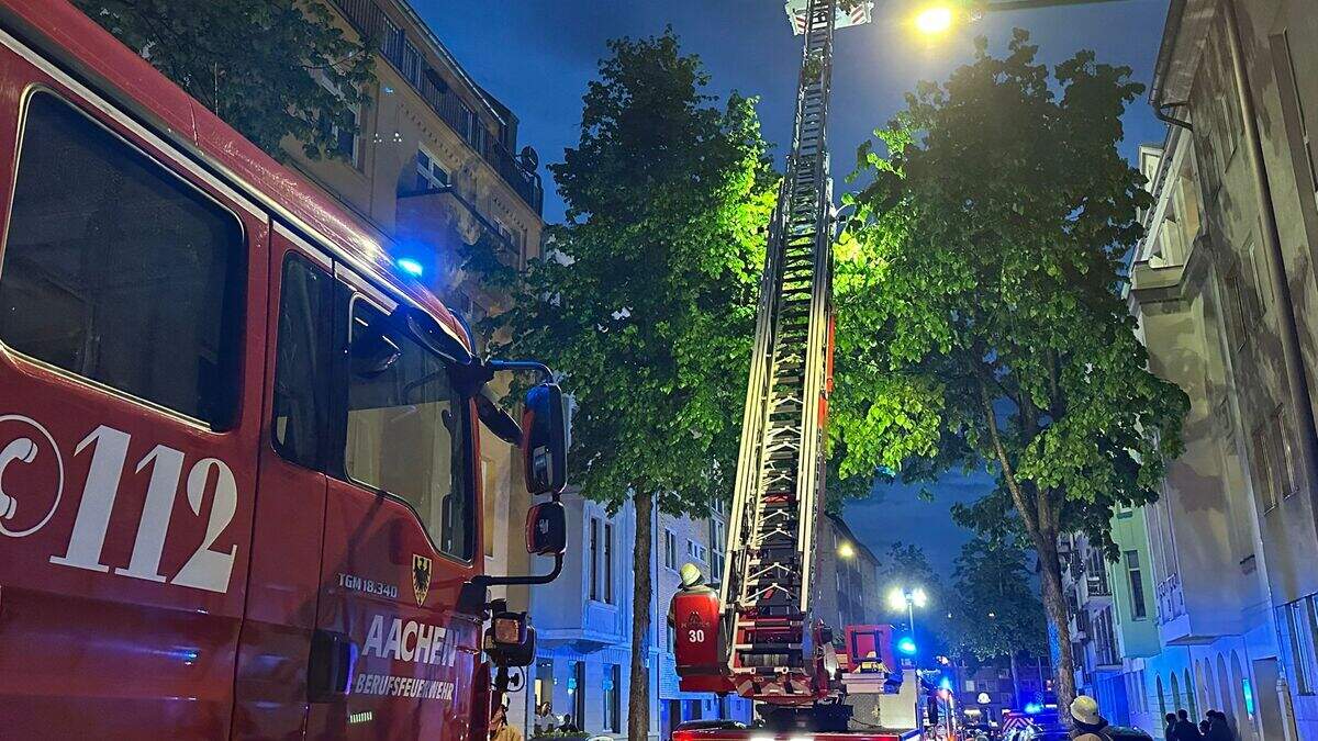 Zimmerbrand in Aachen: Feuerwehr im Einsatz auf der Weißenburger Straße ...