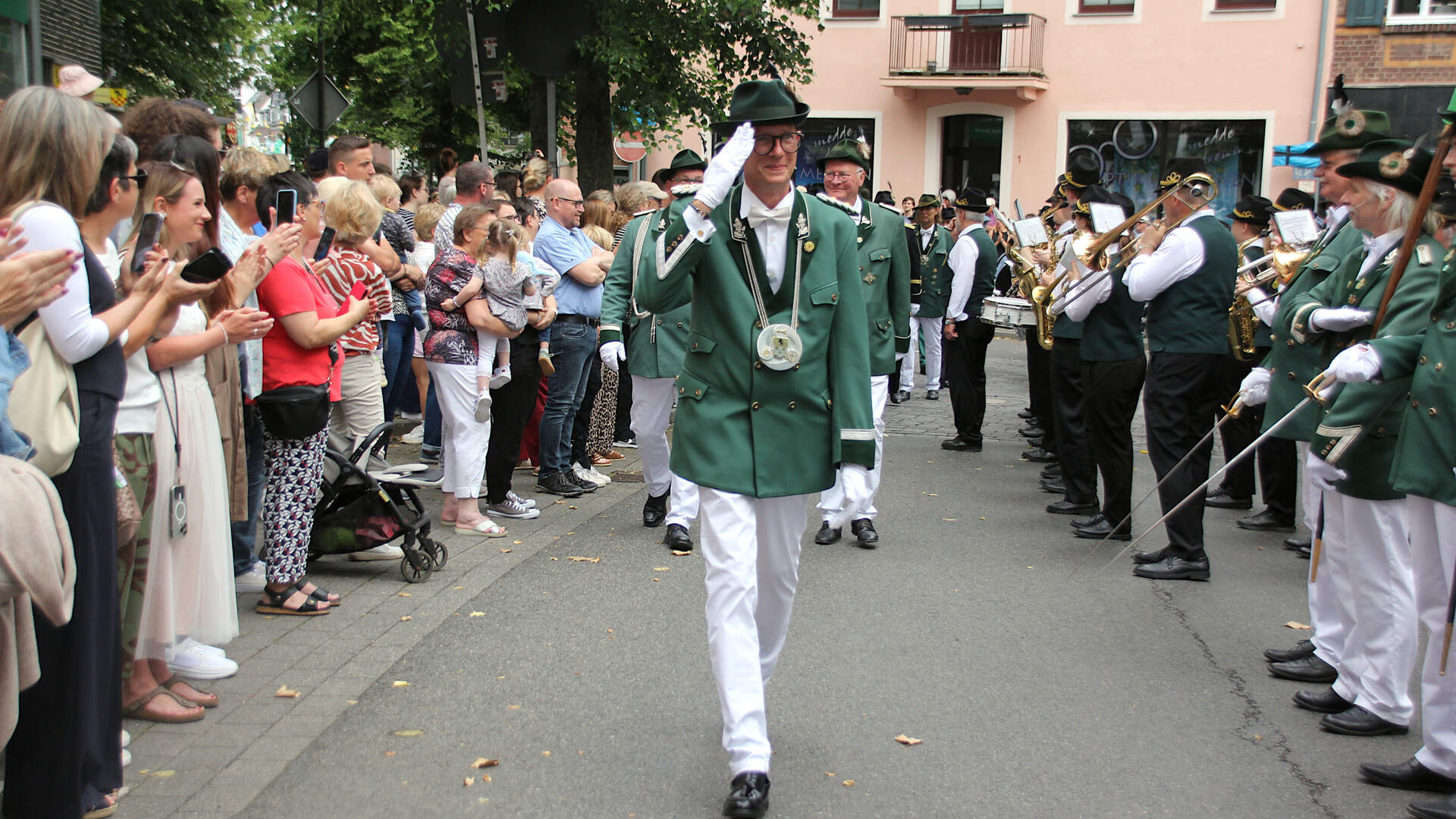 Linnicher Bronk: Prächtiger Festumzug mit Königsparade und Fackelzug ...