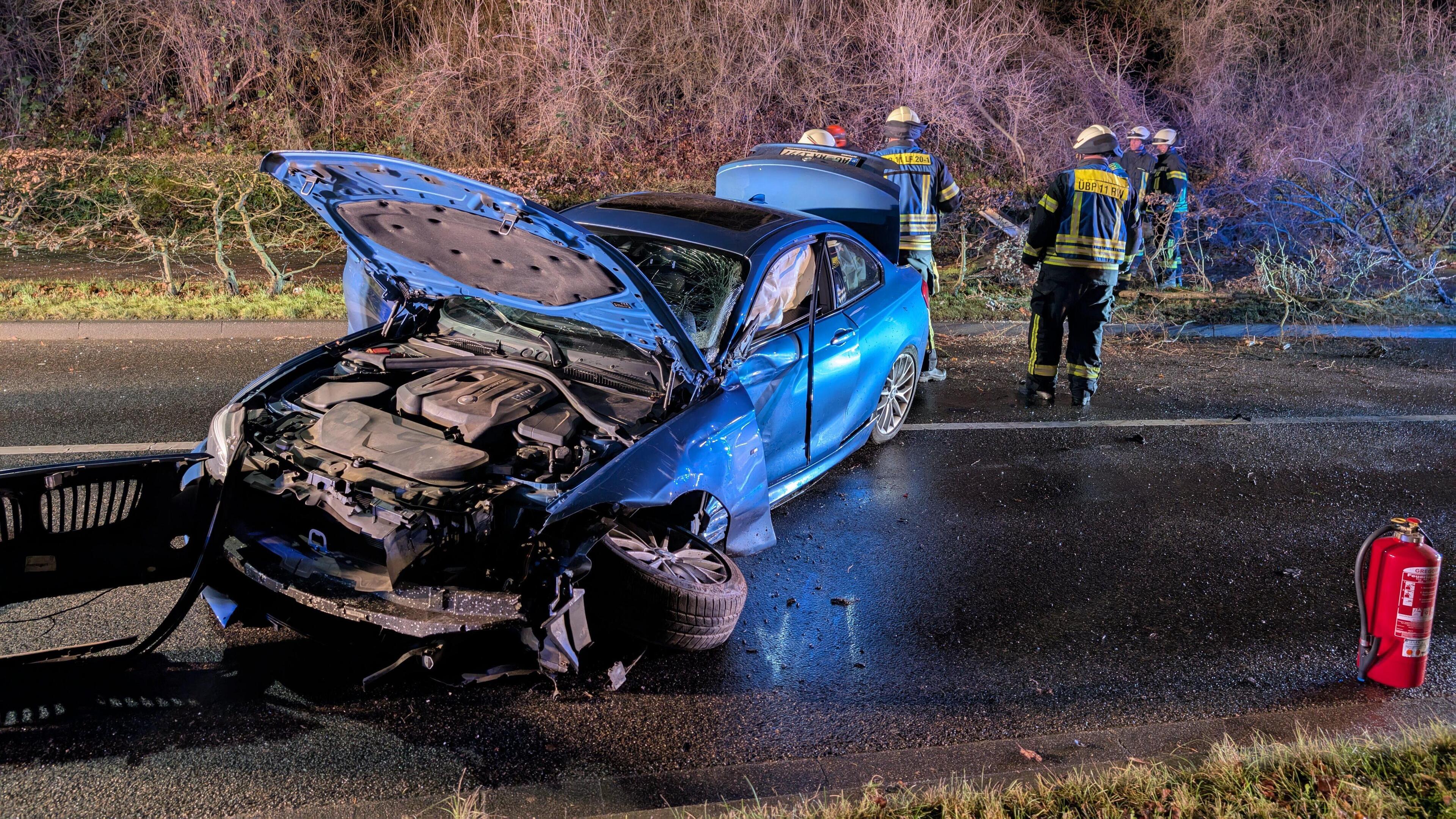 Auto dreht sich in Übach-Palenberg und knallt gegen Baum an der ...