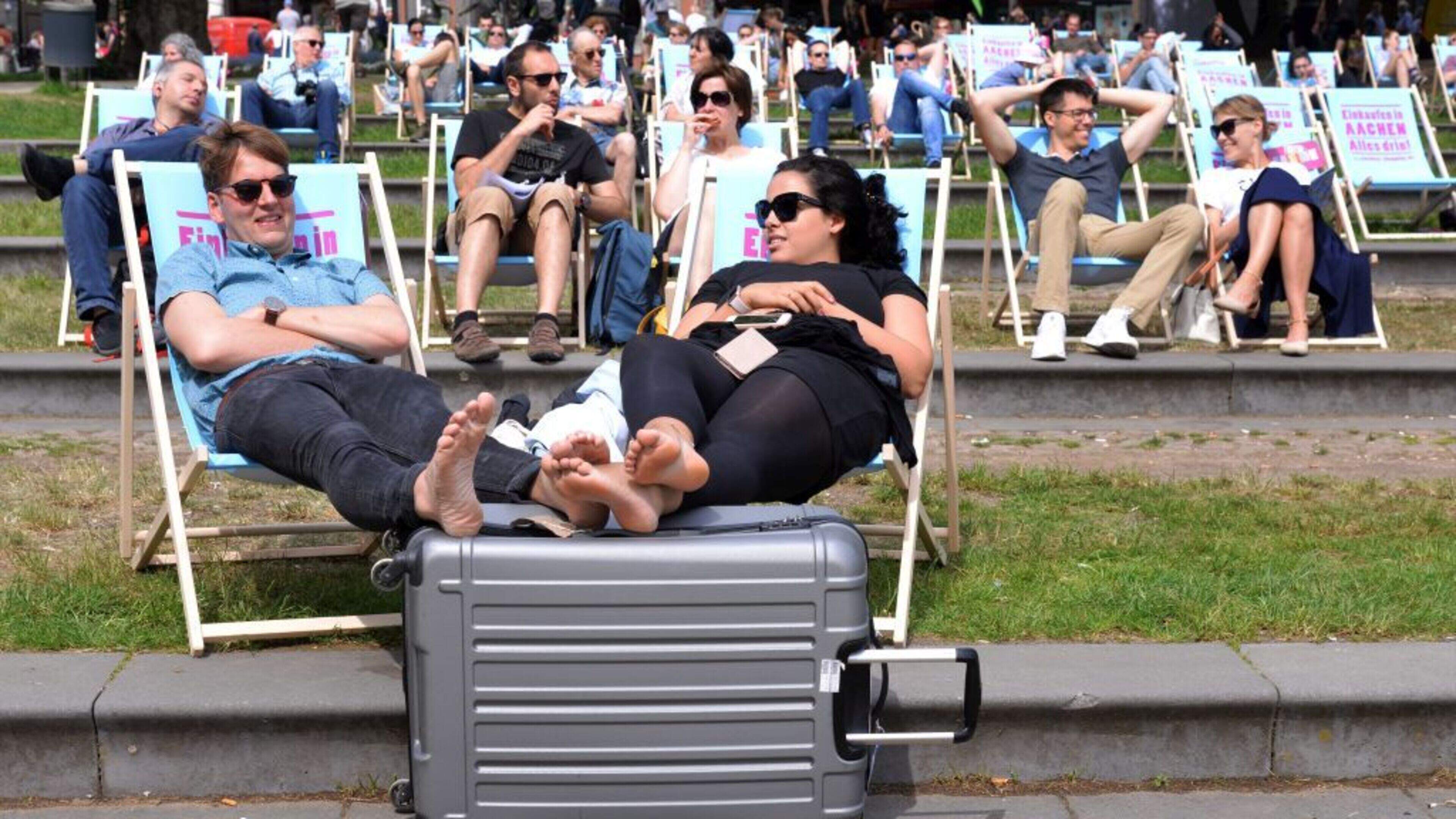 „Aachen nimmt Platz“: Sonniges Urlaubsfeeling mitten im Elisengarten ...