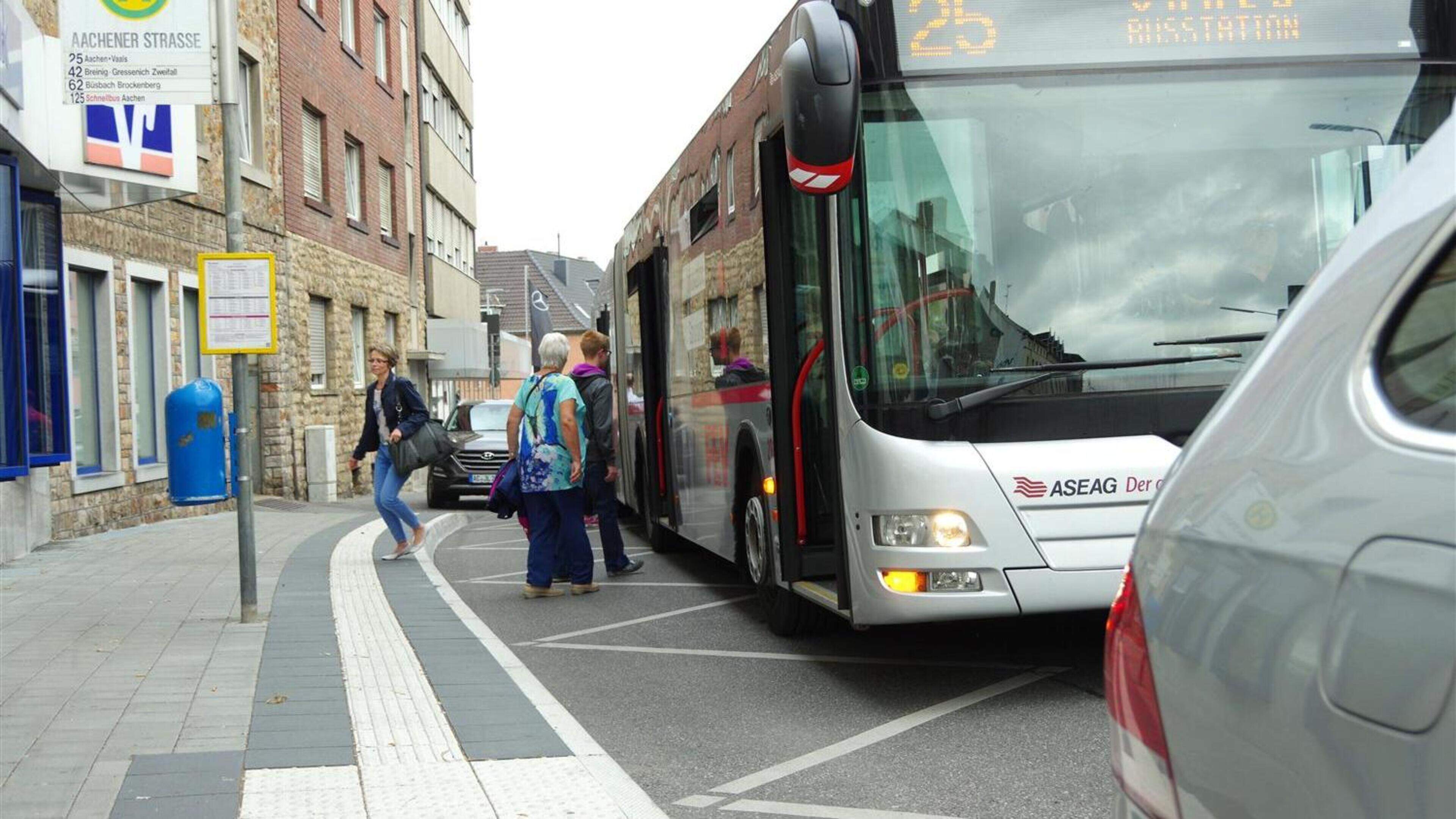 Haltestelle „Aachener Straße“: Vier Parkplätze sollen für die Busse ...