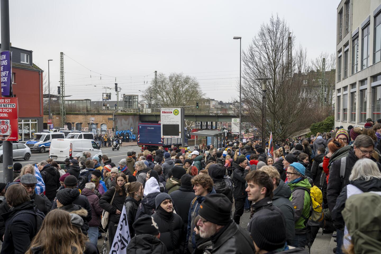 Neonazi-Aufmarsch in Aachen: Tausende trotzen dem braunen Spuk ...
