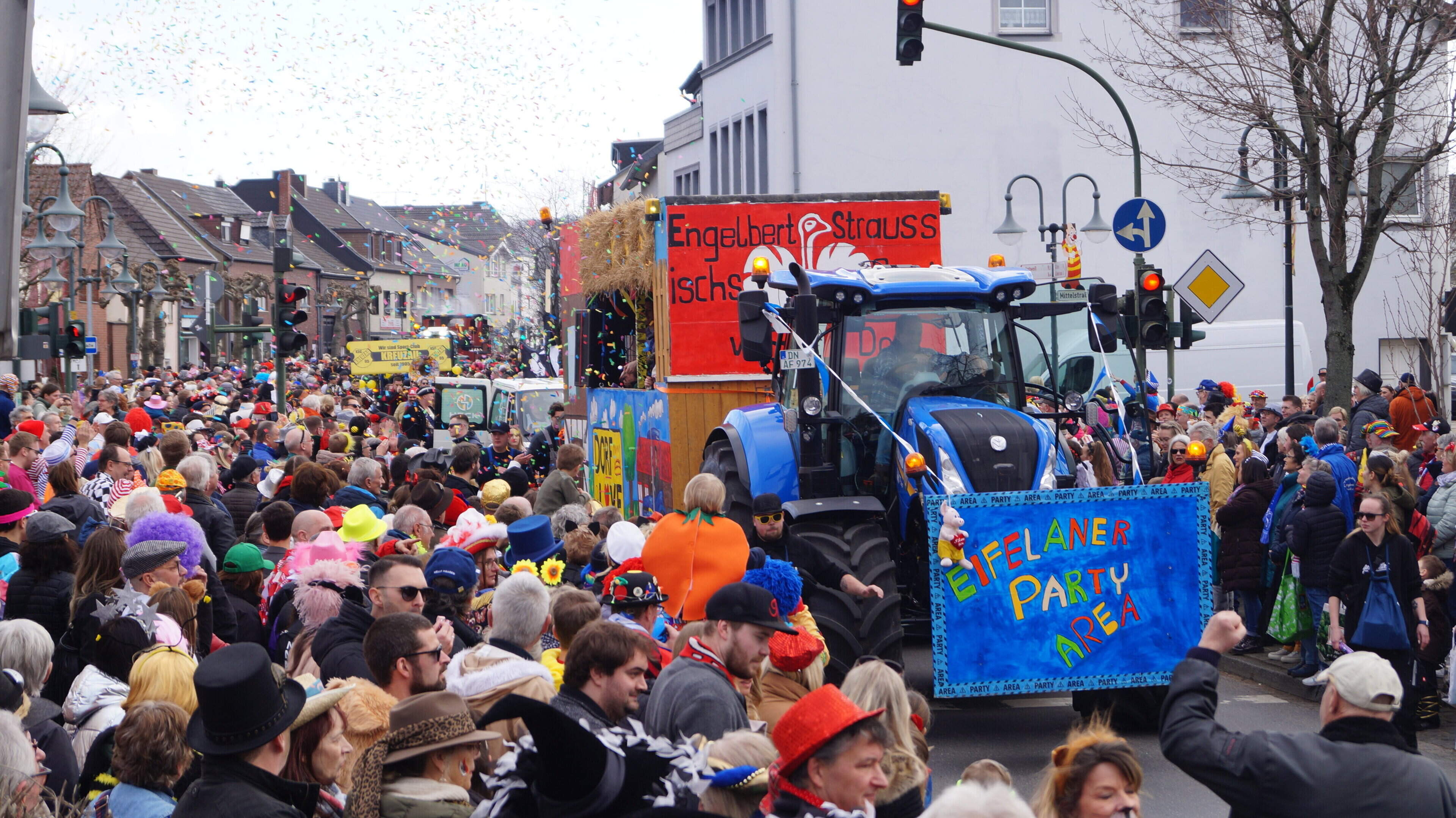 Beste Stimmung beim Rosenmontagszug in Kreuzau | Aachener Zeitung