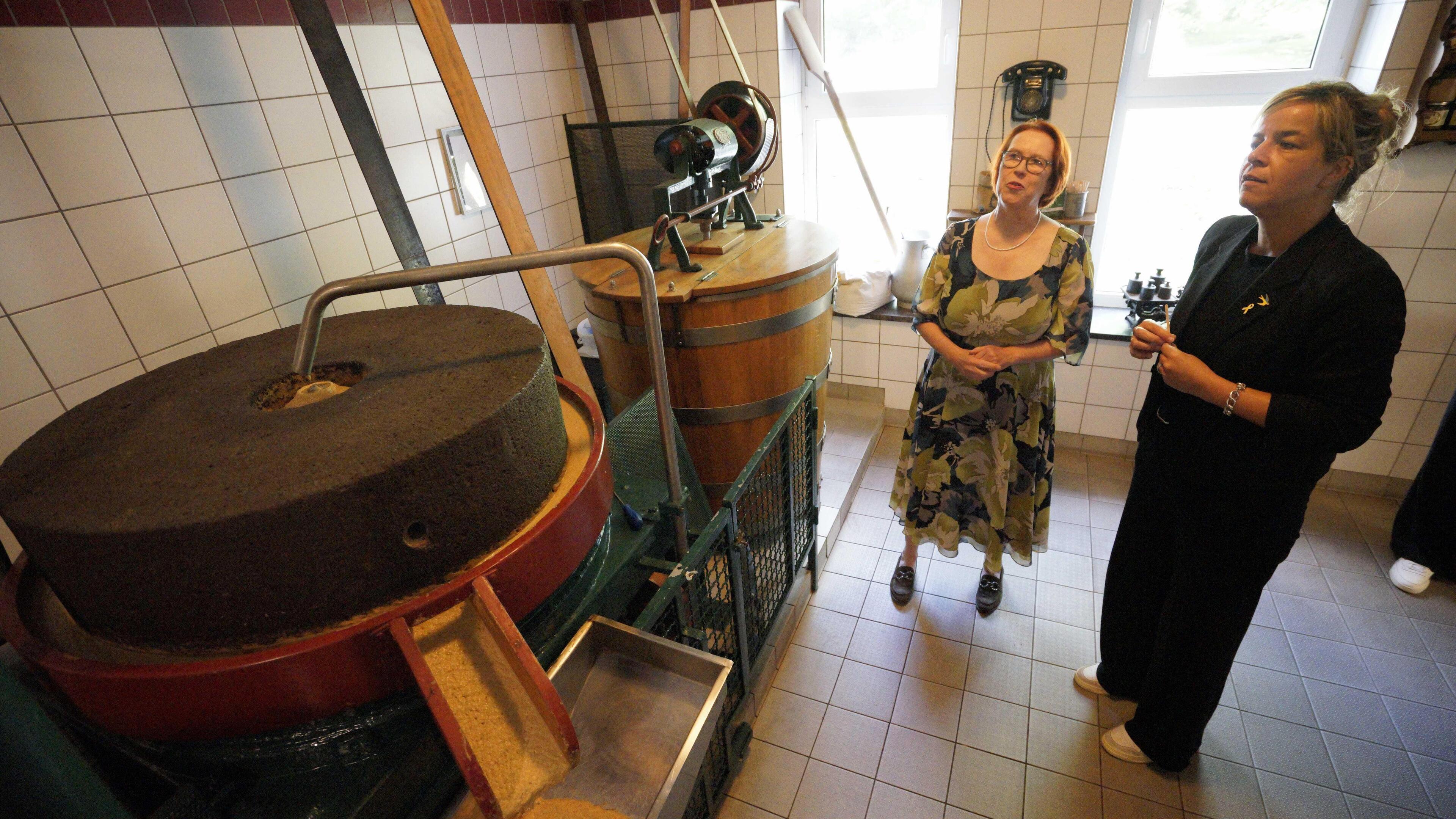 Zwischen Senf und Süßem: Mona Neubaur in Monschau | Aachener Zeitung
