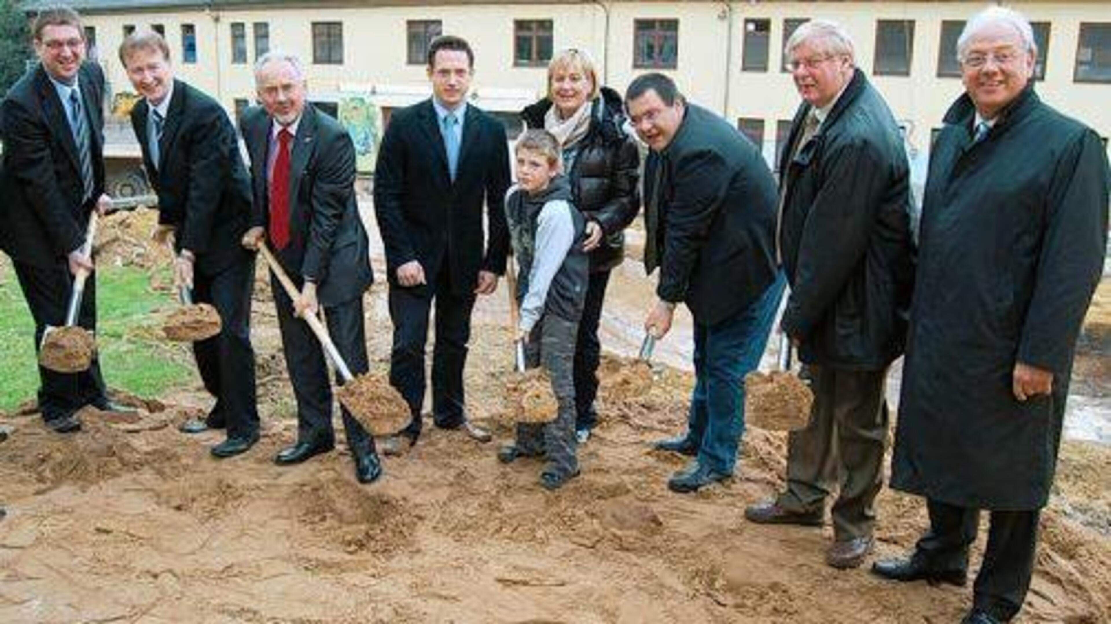 Spatenstich an der Roda-Schule: Baggerfahrer ist Held der Kinder ...