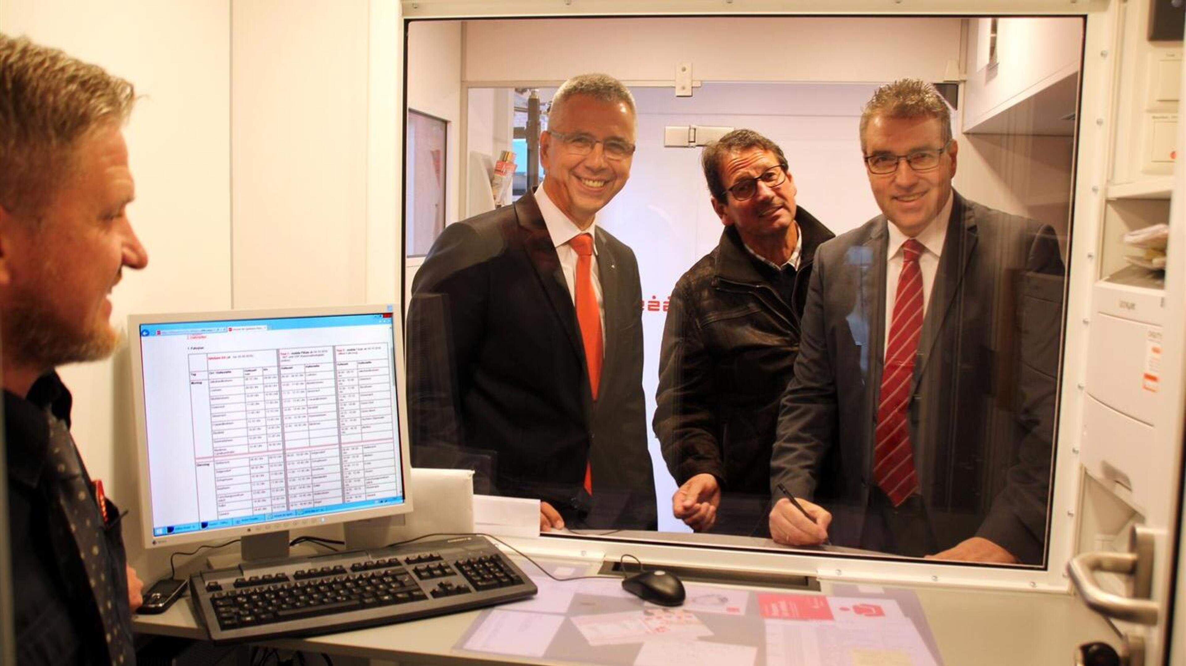 Der rollende Bankschalter stellt die finanzielle Versorgung sicher ...