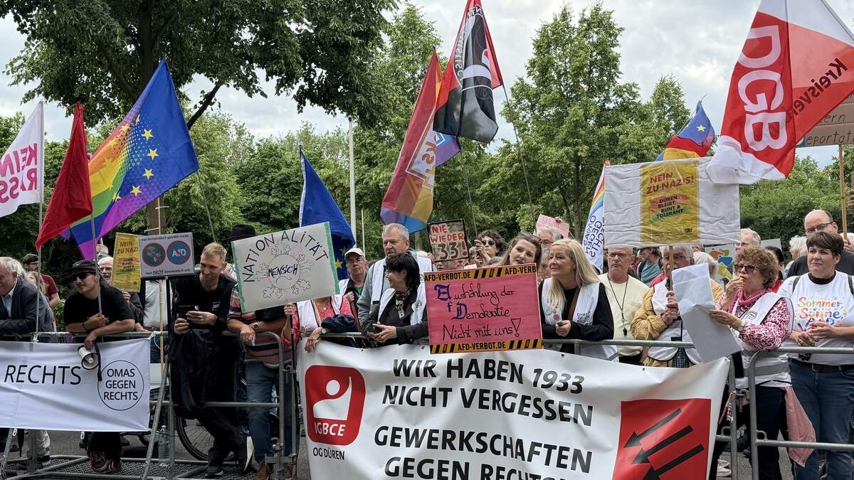 Protest in Düren: Rund 150 Menschen demonstrieren gegen AfD ...