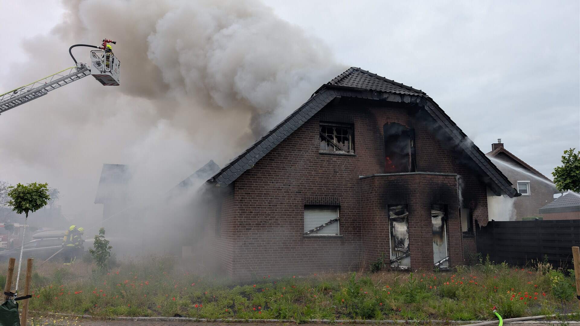 Hausbrand in Selfkant: Tote Person gefunden, Heerstraße gesperrt ...