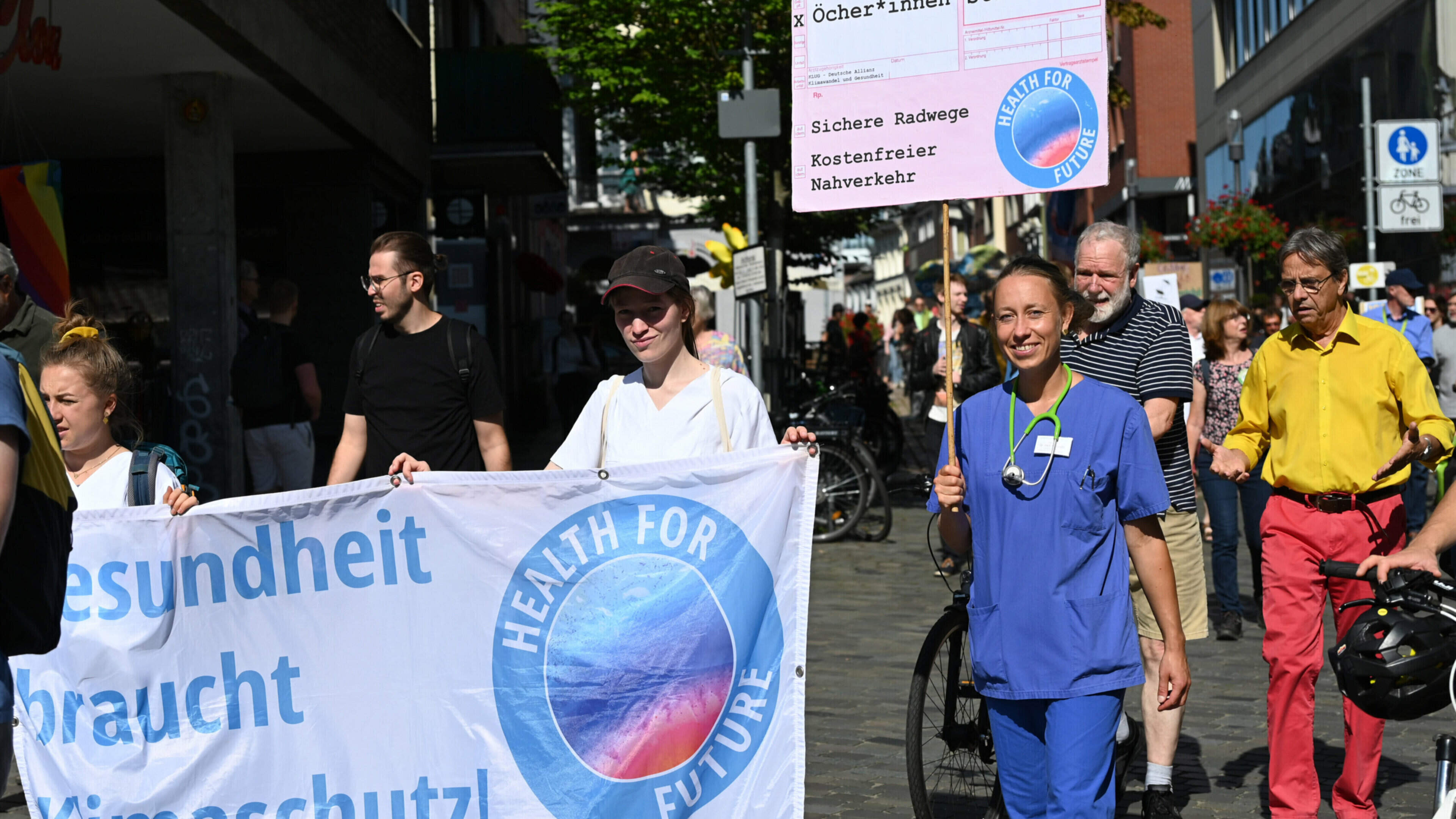 2000 Menschen demonstrieren in Aachen fürs Klima und eine bessere ...