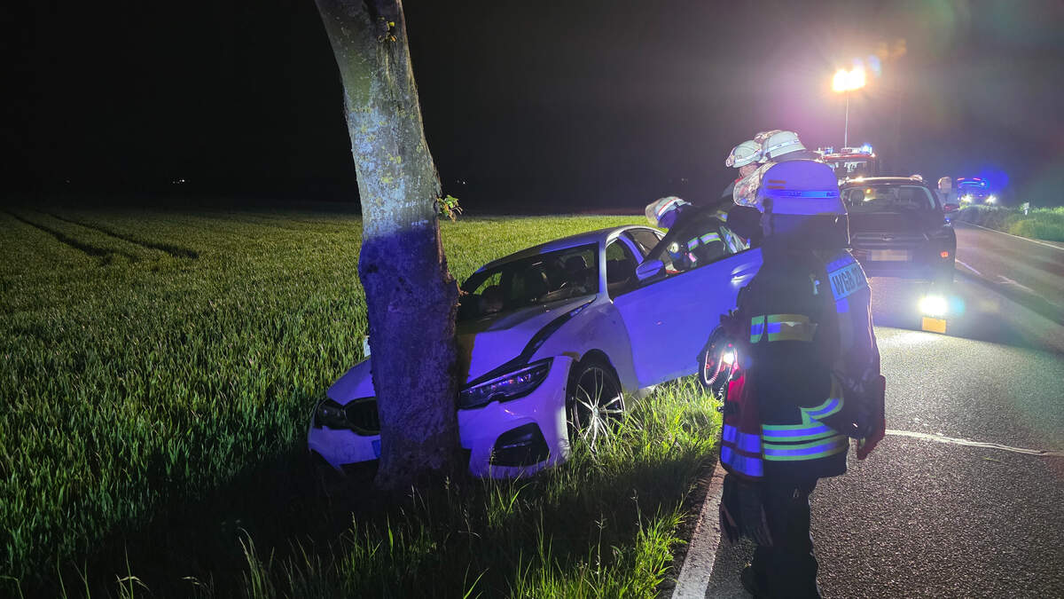 Wegberg-Ellinghoven: Pkw prallt gegen Baum – 19-Jähriger schwer ...