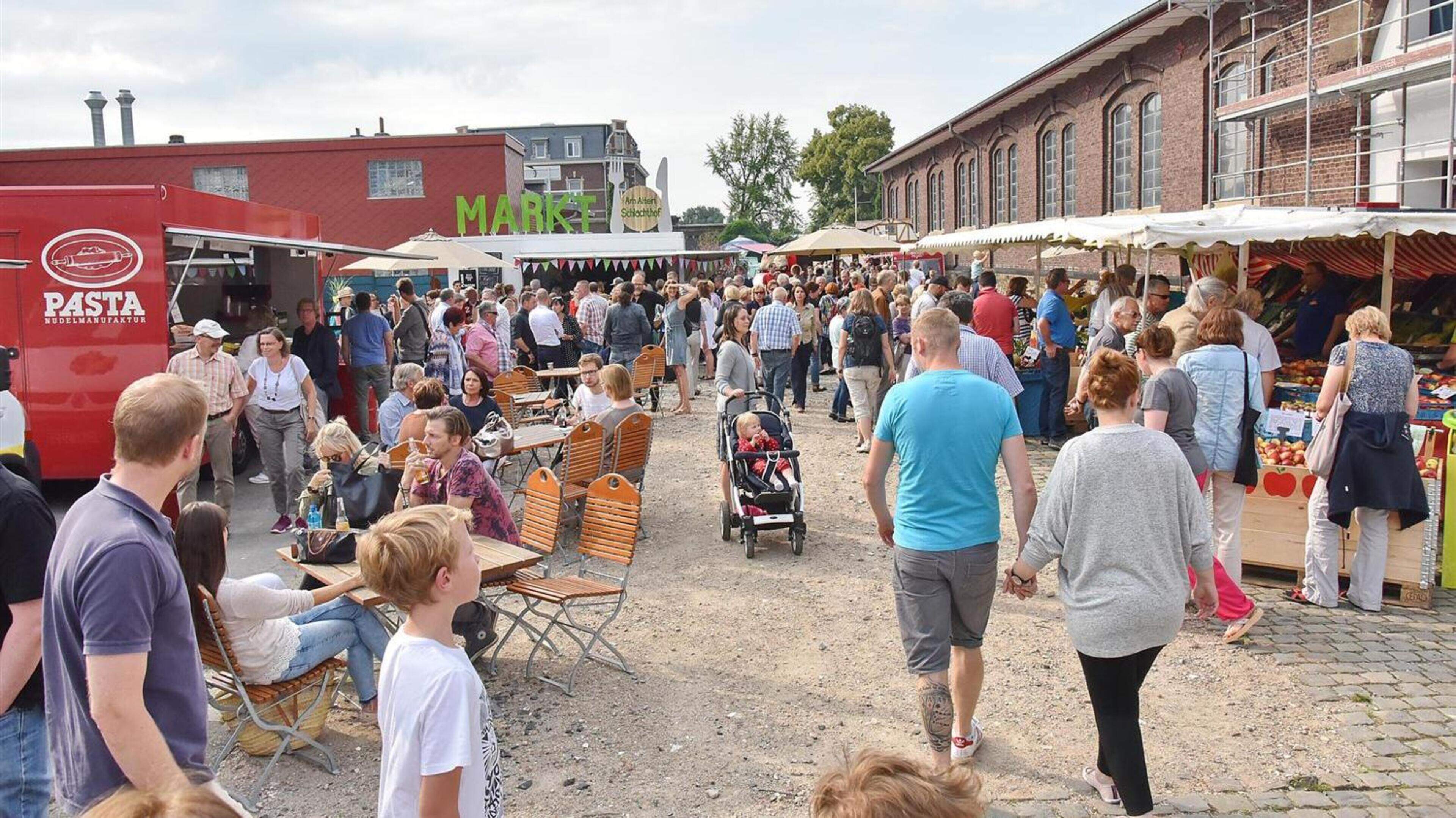 Kaffee, Käse und Musik: Aachens Feierabendmarkt feiert Premiere ...