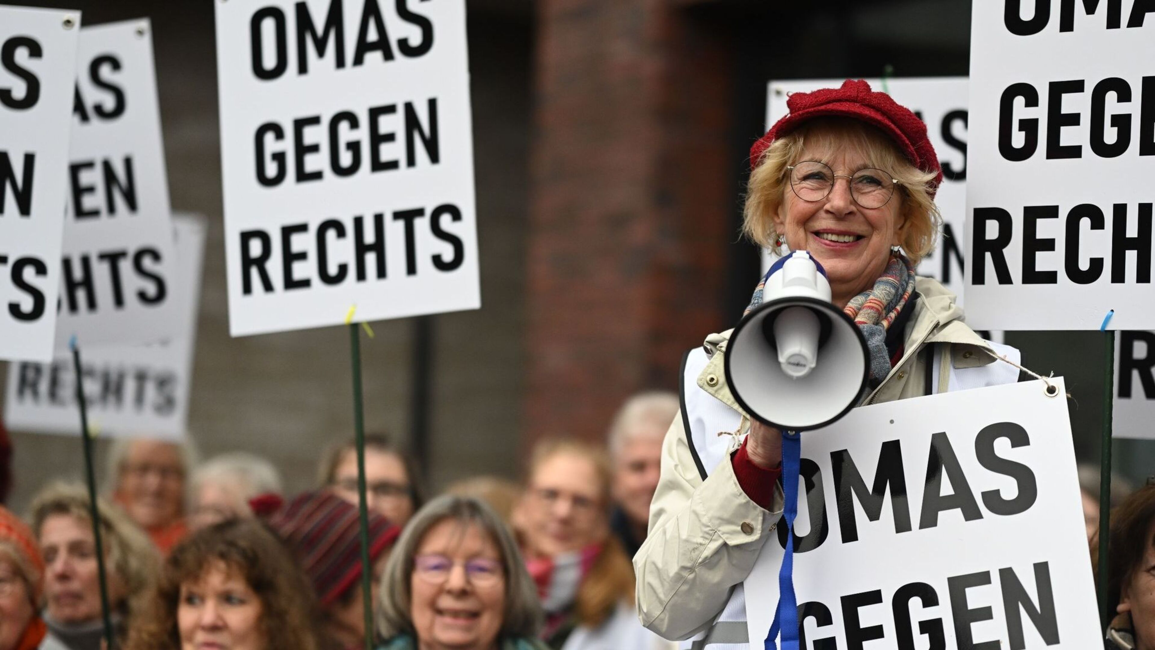 Gemeinsam gegen rechtes Gedankengut: "Omas gegen rechts" in Roetgen ...