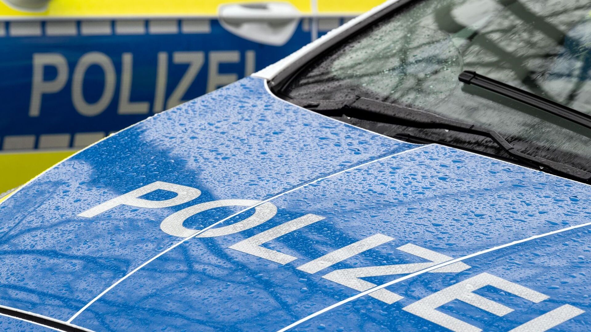 Auto liegt nach Unfall auf dem Dach - Polizei sucht Fahrer | Aachener ...
