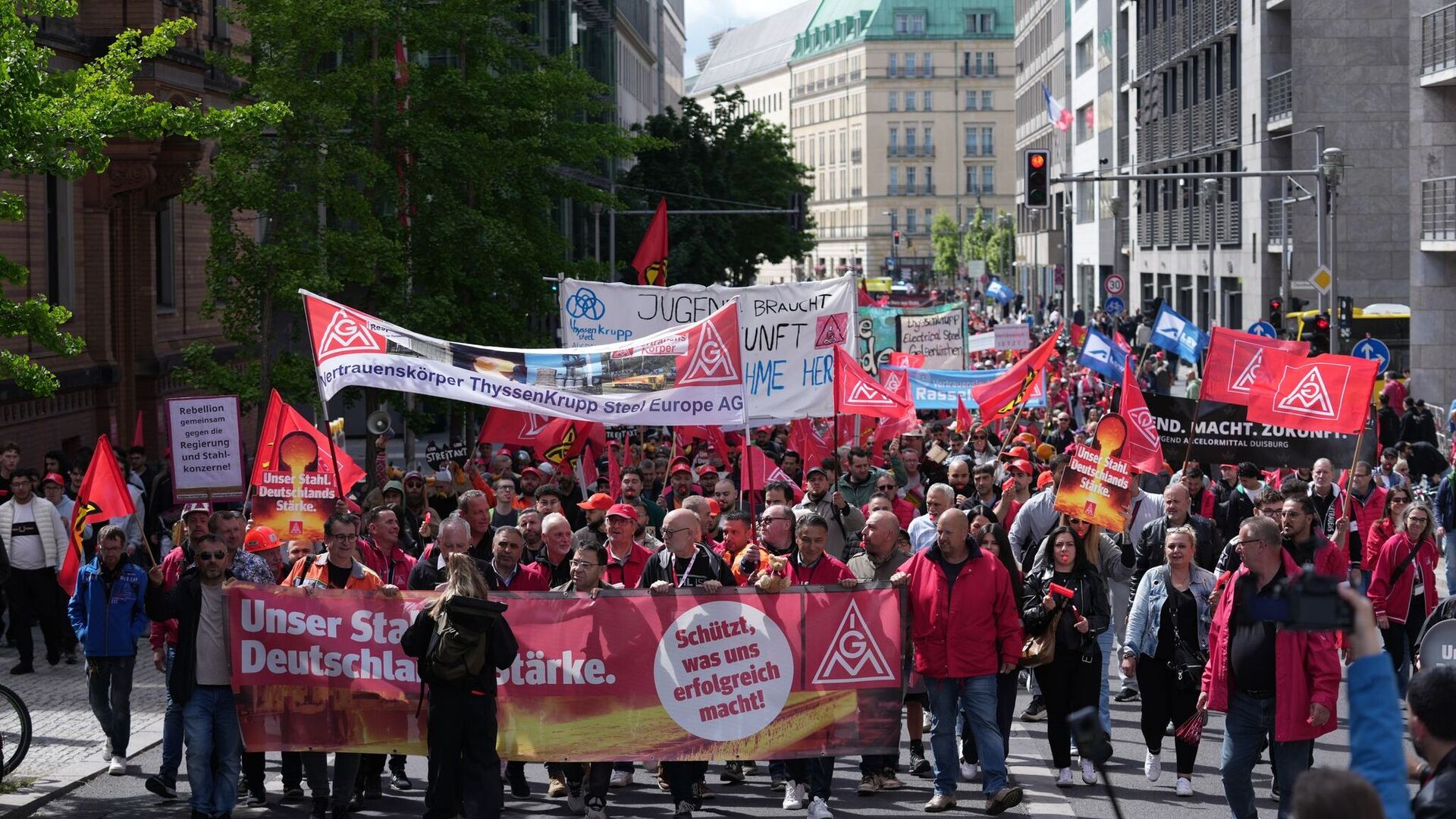 Protest in Berlin: IG Metall bangt um Zehntausende Stahljobs | Aachener ...